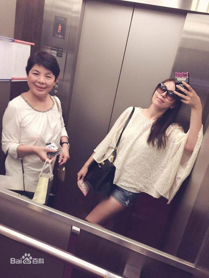 刘品言(Esther Lau)生活照壁纸壁纸-万佳直播吧