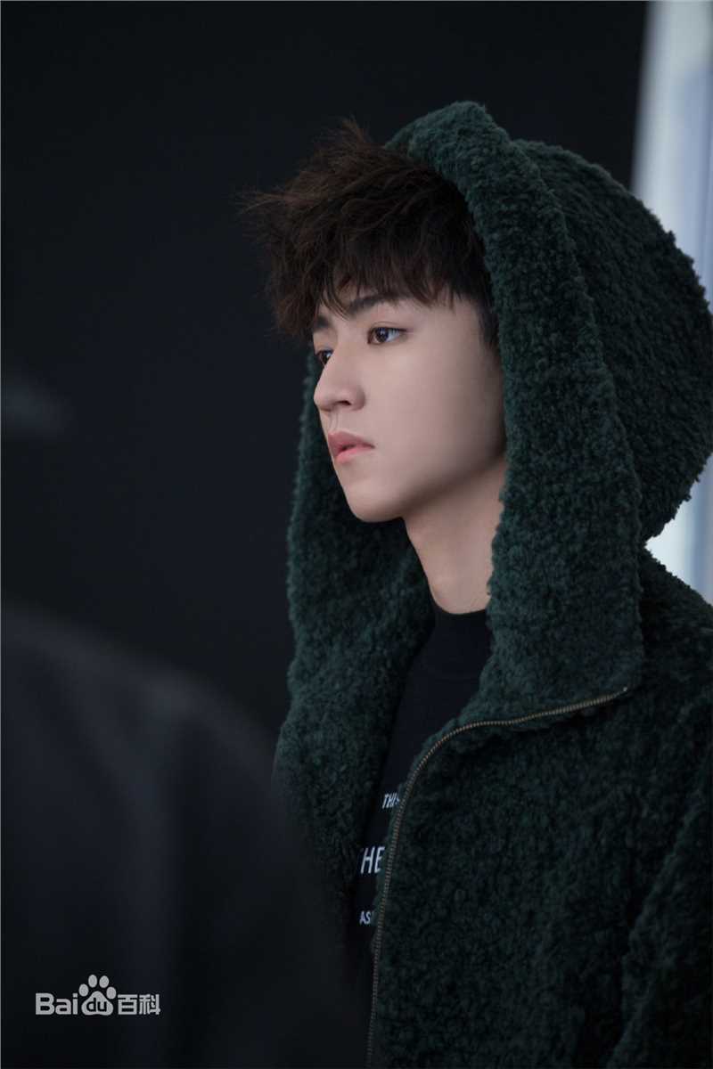 高清王俊凯(Karry)在《时尚先生Esquire》2018年十月刊中的图册-万佳直播吧