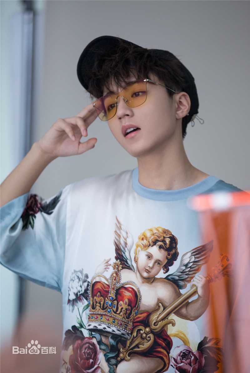 高清王俊凯(Karry)在《时尚先生Esquire》2018年十月刊中的图册-万佳直播吧