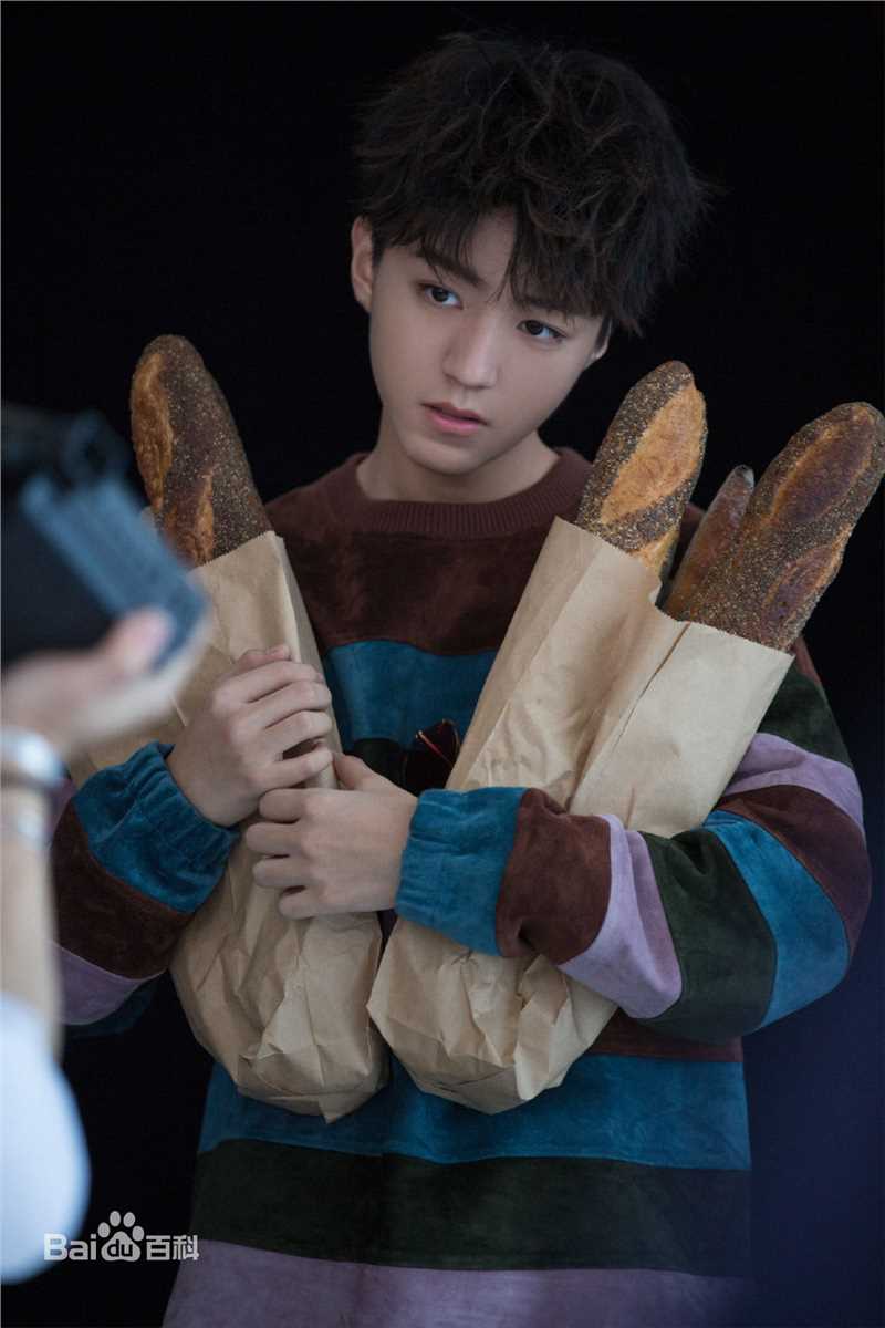 高清王俊凯(Karry)在《时尚先生Esquire》2018年十月刊中的图册-万佳直播吧