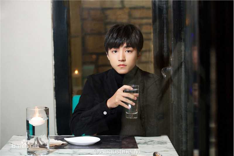 王俊凯(Karry)时尚街拍图册-万佳直播吧