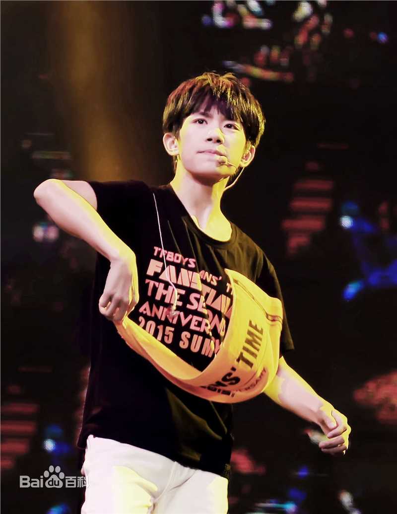 易烊千玺(Jackson)TFBOYS两周年粉丝见面会性感图片图集-万佳直播吧