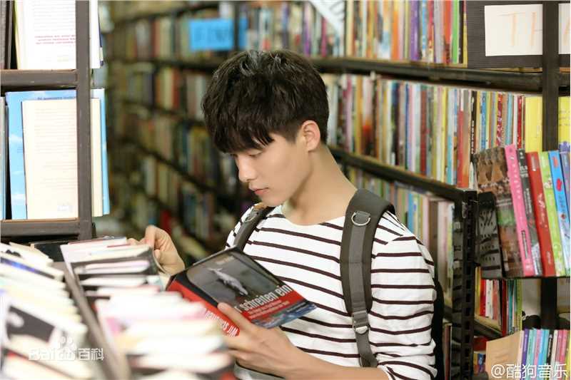 最新马天宇(Ray Ma)在EP《手花》中的图集-万佳直播吧