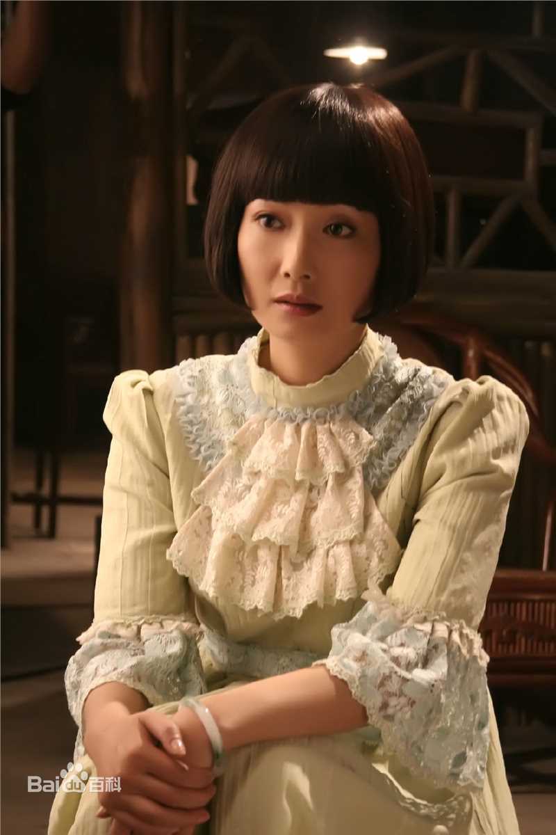 蒋林静(Jiang Linjing)年代造型前后照片-万佳直播吧