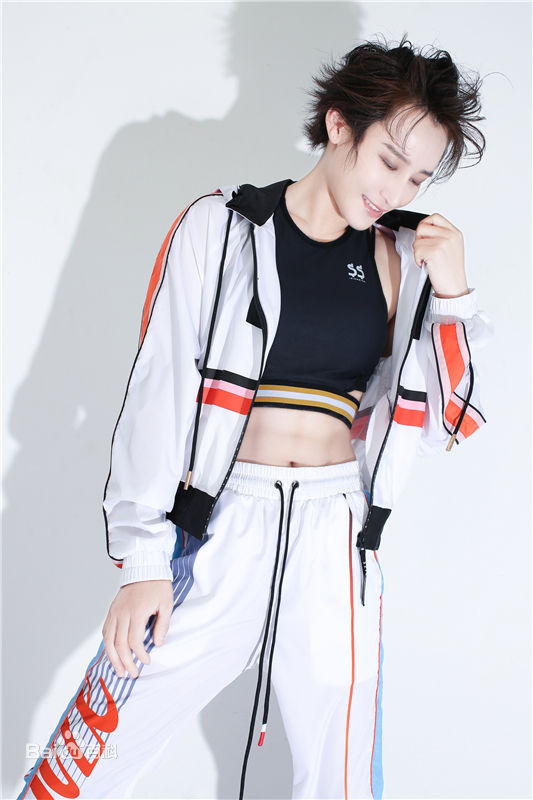 蒋璐霞(Jiang Luxia)高清街拍图集-万佳直播吧