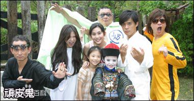 窦智孔(Bobby Dou)在电影《顽皮鬼》饰阿智老师中的-万佳直播吧