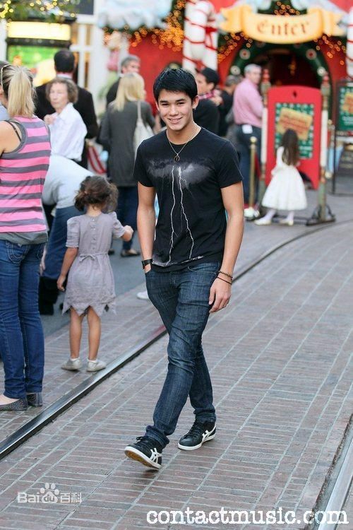 精选波波·斯图尔特(Booboo Stewart 、 Nils Allen Stewart Jr（本名）)精彩图册-万佳直播吧