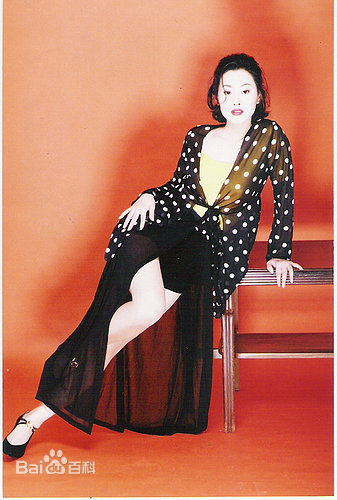 侯炳莹(April Hou)最新壁纸-万佳直播吧