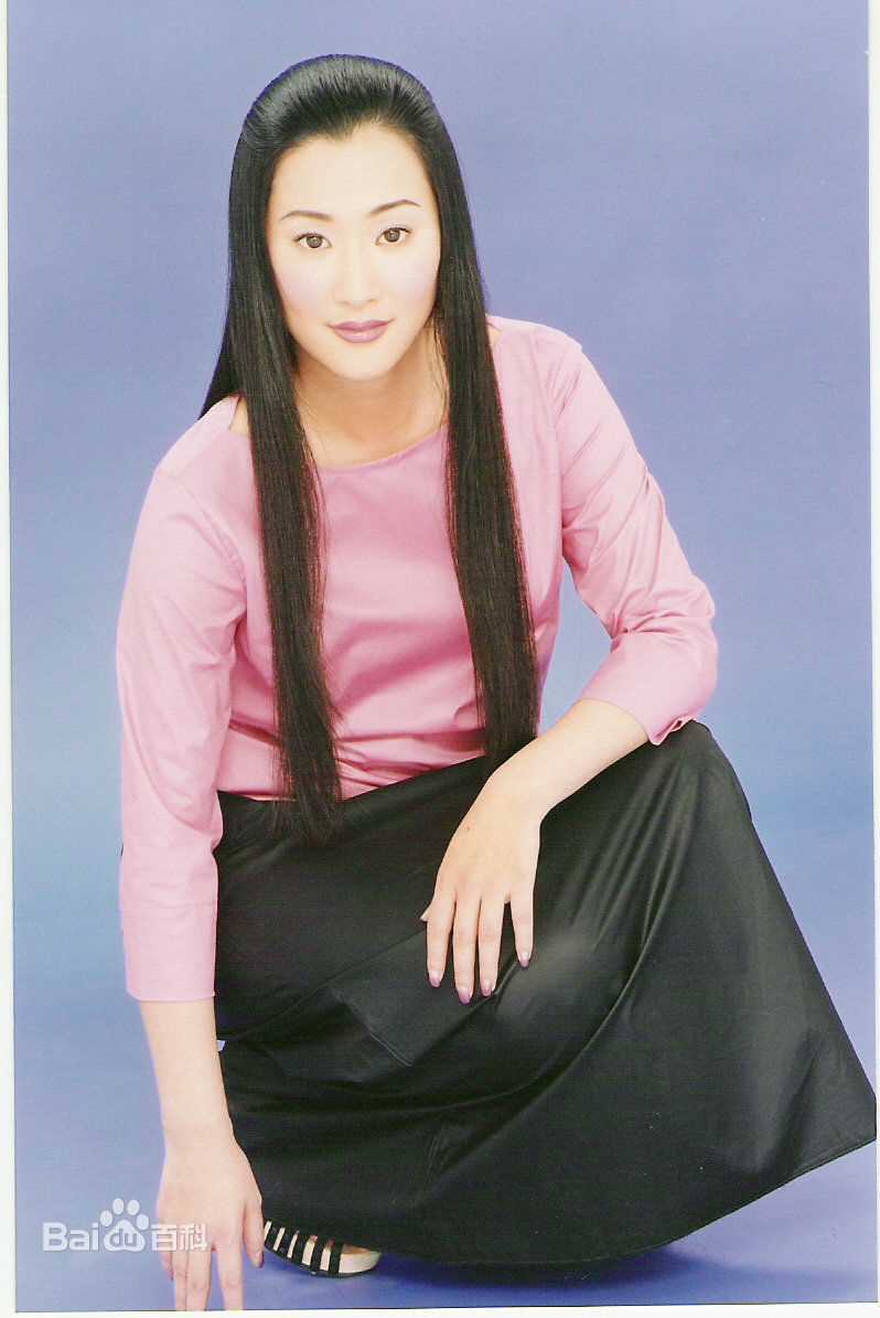 侯炳莹(April Hou)最新壁纸-万佳直播吧