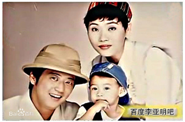 李亚明合影生活照-万佳直播吧