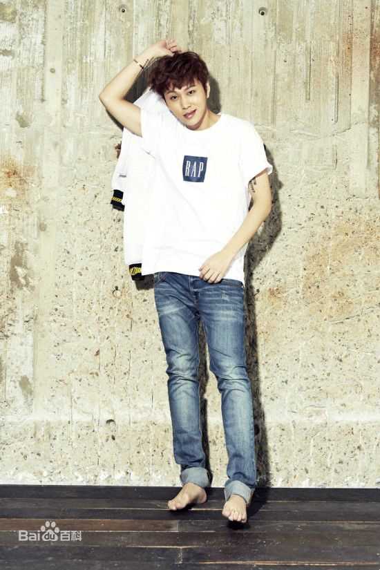 龙俊亨(，Yong Jun Hyung)画报作品性感图片壁纸-万佳直播吧