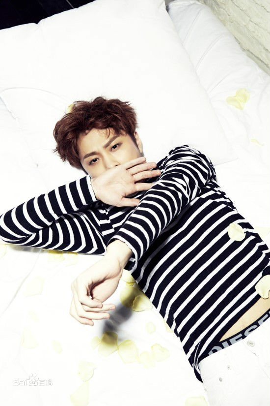 龙俊亨(，Yong Jun Hyung)画报作品性感图片壁纸-万佳直播吧