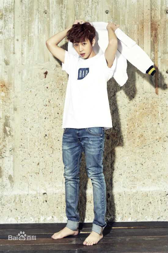 龙俊亨(，Yong Jun Hyung)画报作品性感图片壁纸-万佳直播吧