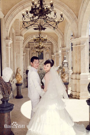 沈世朋(Richard)和妻子李新素颜照壁纸-万佳直播吧