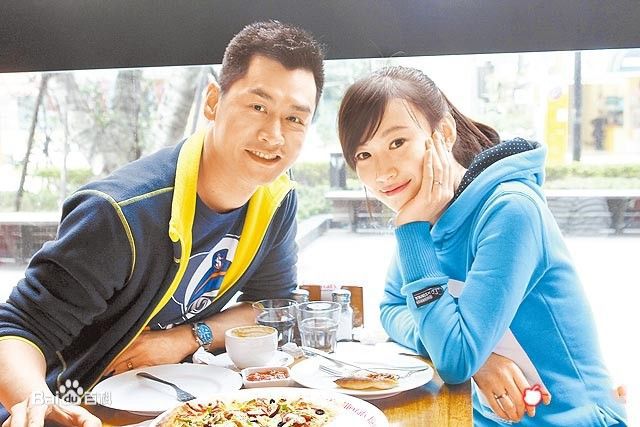 沈世朋(Richard)和妻子李新素颜照壁纸-万佳直播吧