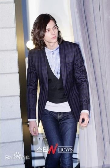 最新李贤宰(LEE HYUNJAE)在《闭嘴！花美男乐队》中的壁纸-万佳直播吧