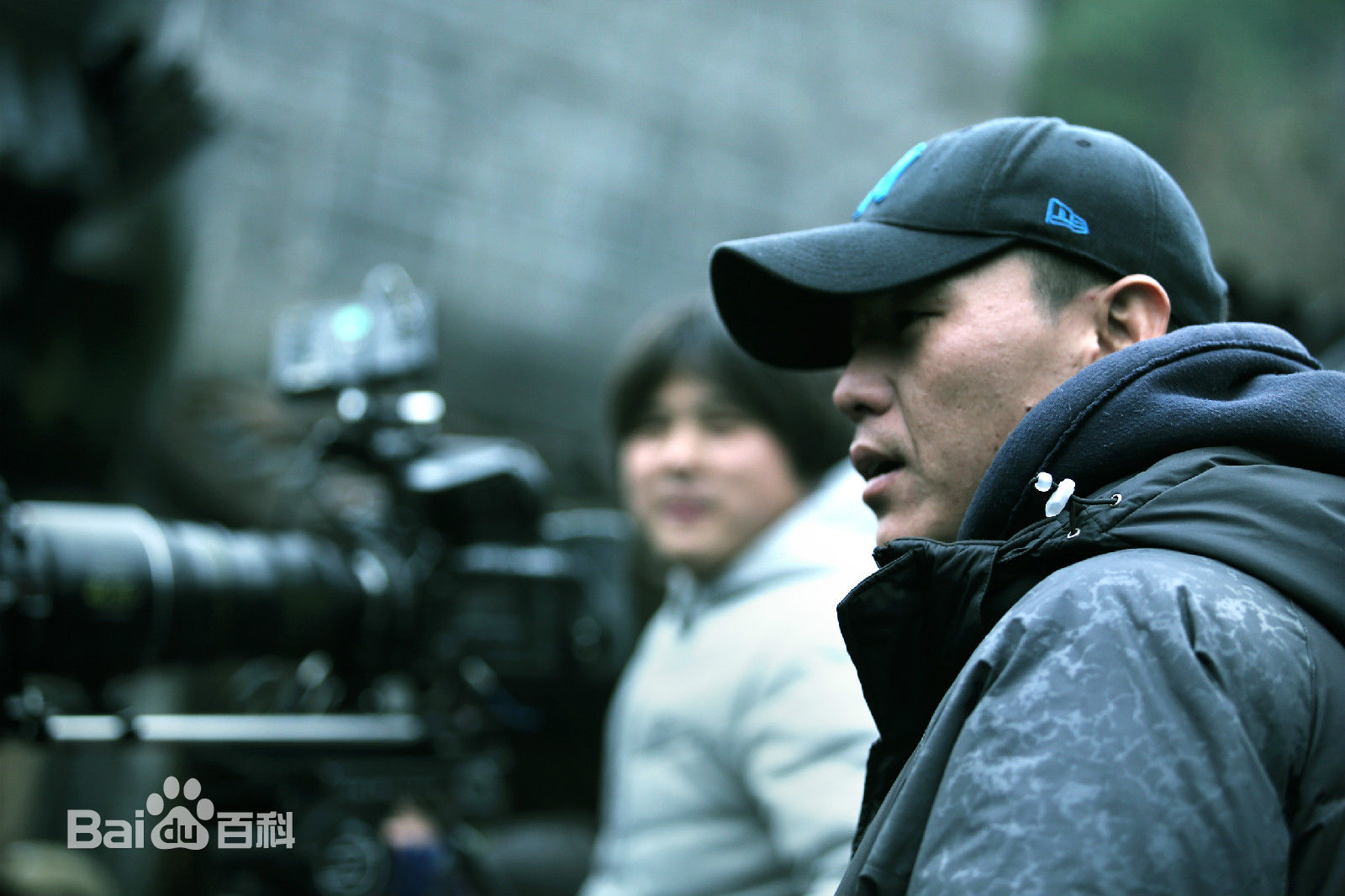 高清邢键钧(JianJun Xing)在《搜索连》片场中的图集-万佳直播吧