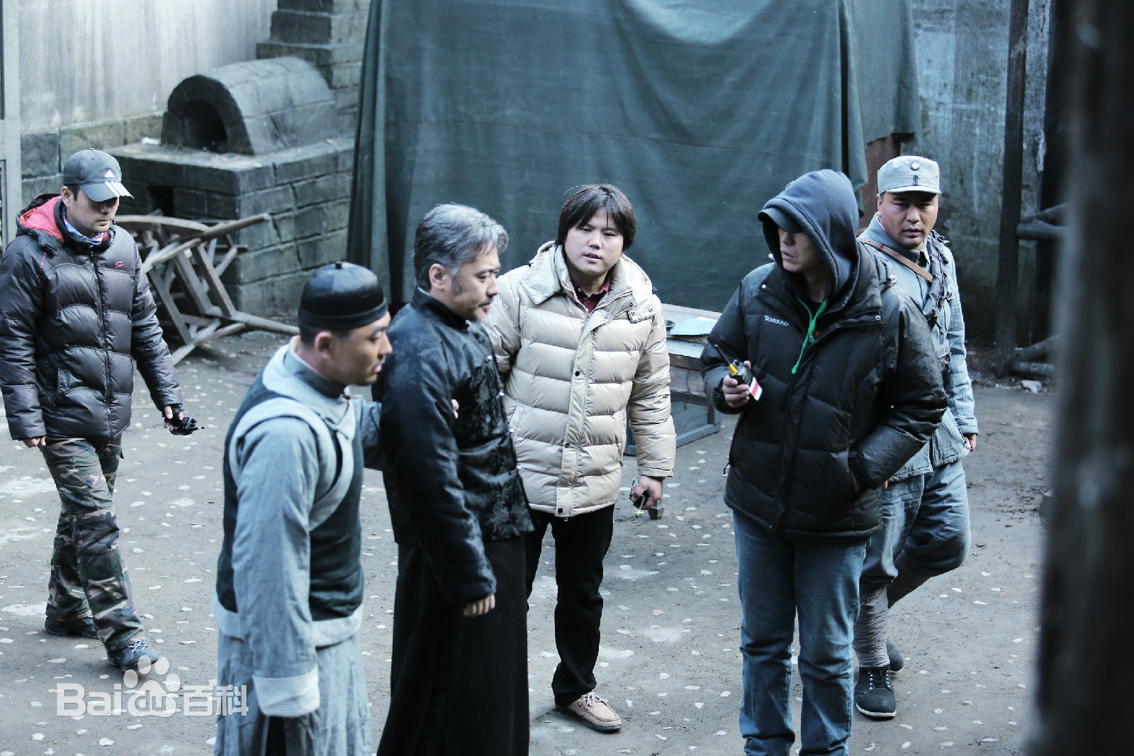 高清邢键钧(JianJun Xing)在《搜索连》片场中的图集-万佳直播吧