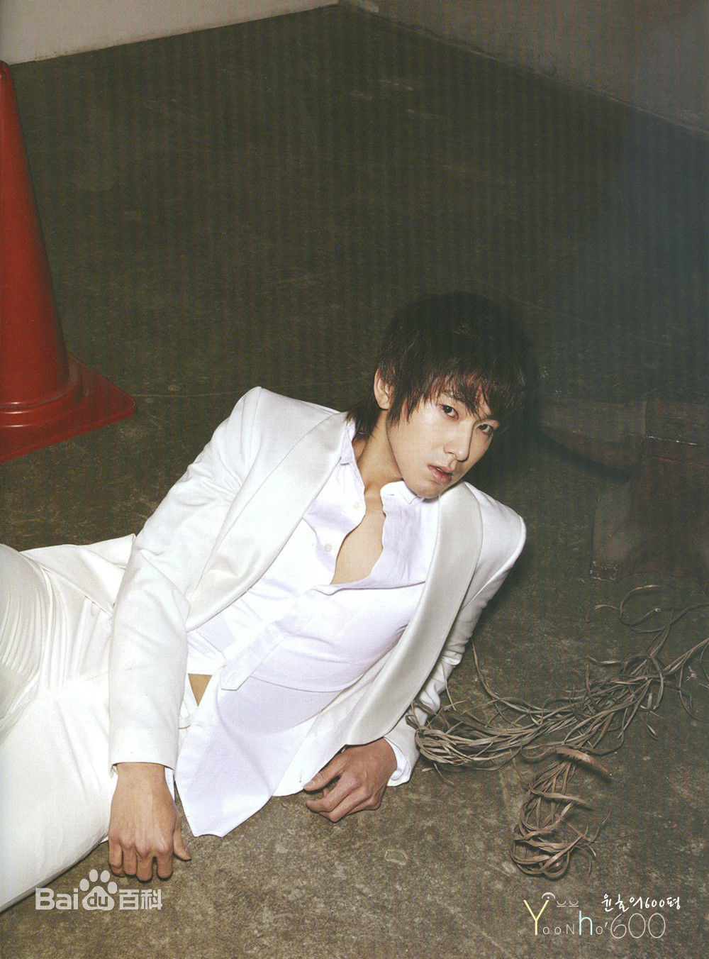 郑允浩(ユンホ（ユノ）、Jung Yunho、Jeong Yoonho)行走的R18图册-万佳直播吧