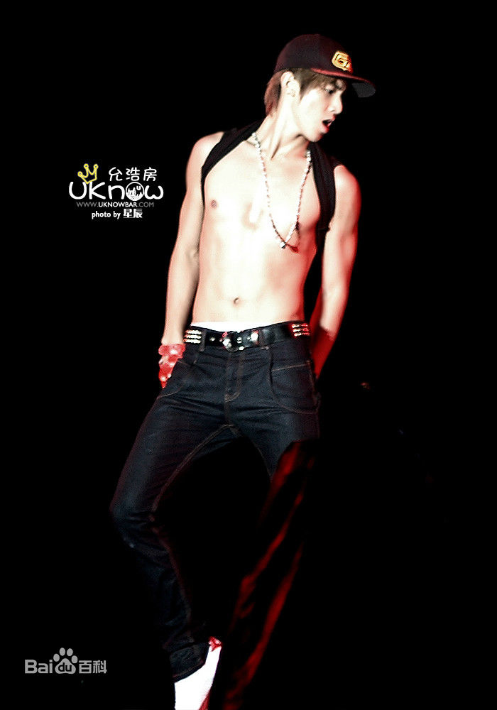 郑允浩(ユンホ（ユノ）、Jung Yunho、Jeong Yoonho)行走的R18图册-万佳直播吧