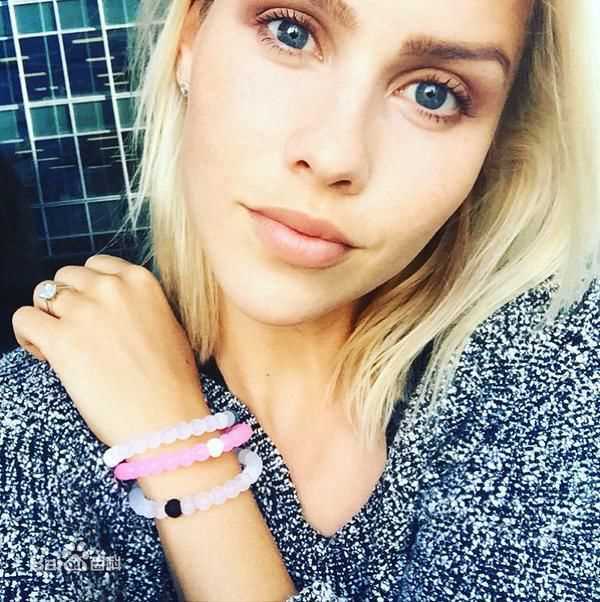 克莱尔·霍尔特(Claire Holt)格里菲斯公园前后照片-万佳直播吧