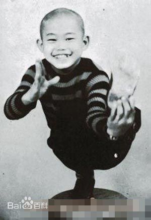 元华(Yuan Wah、yun4 wa4 （ 粤语拼音） )七小福时期素颜照壁纸-万佳直播吧