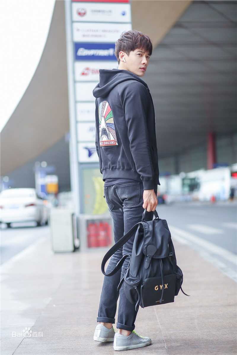 高云翔(Gavin Gao)机场街拍性感图片图集-万佳直播吧