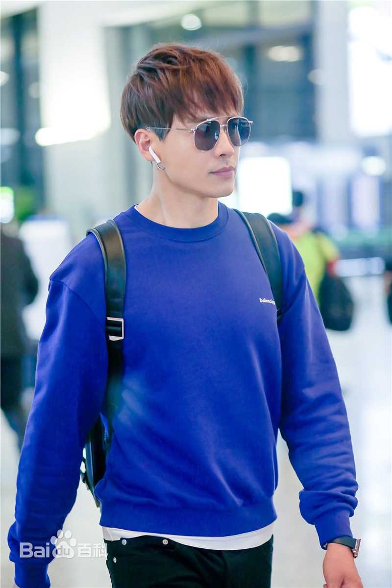 高云翔(Gavin Gao)机场街拍性感图片图集-万佳直播吧